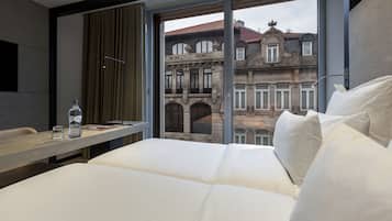 Quarto Twin, Vista para a cidade | Minibar, cofre no quarto, secretária, cortinas/cortinados opacos