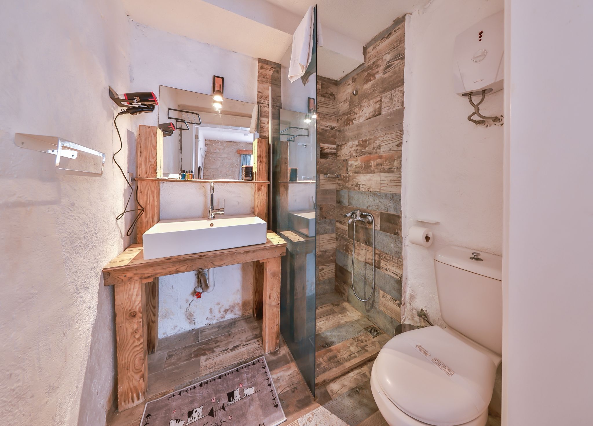 Quarto casal executivo, várias camas, para não fumantes | Banheiro | Chuveiro, produtos de toalete grátis, secador de cabelo, chinelos