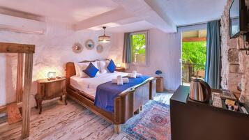 Quarto casal tradicional, 1 quarto, para não fumantes, sacada | Frigobar, Wi-Fi de cortesia, roupa de cama