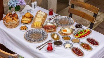 Café da manhã com pratos da culinária local grátis todos os dias