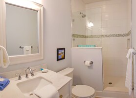 Suíte, 1 cama King, para não fumantes | Banheiro | Chuveiro, produtos de toalete grátis, secador de cabelo 