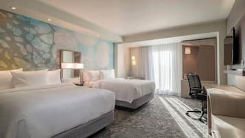 Quarto, 2 camas Queen | 1 quarto, cofres nos quartos, escrivaninha, quartos à prova de som