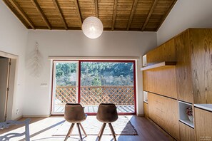 Apartamento luxo | Área de estar | TV de tela plana, lareira