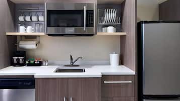 Geladeira, micro-ondas, cooktop, lava-louças