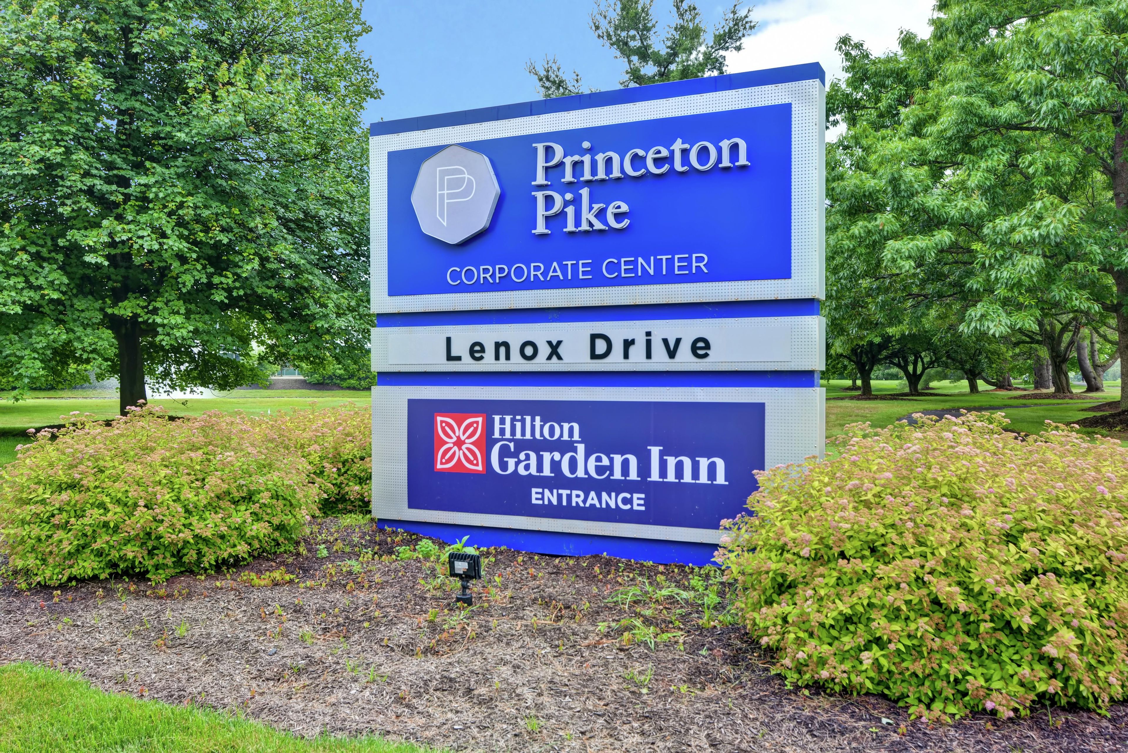 Placa do Princeton Pike Corporate Center com acesso pela Lenox Drive e entrada do Hilton Garden Inn.