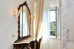 Quarto família | Frigobar, cofres nos quartos, individualmente decorados