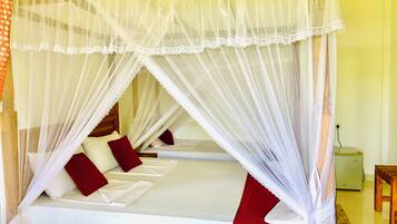 Quarto Triplo Deluxe | 7 quartos, com decoração personalizada, secretária