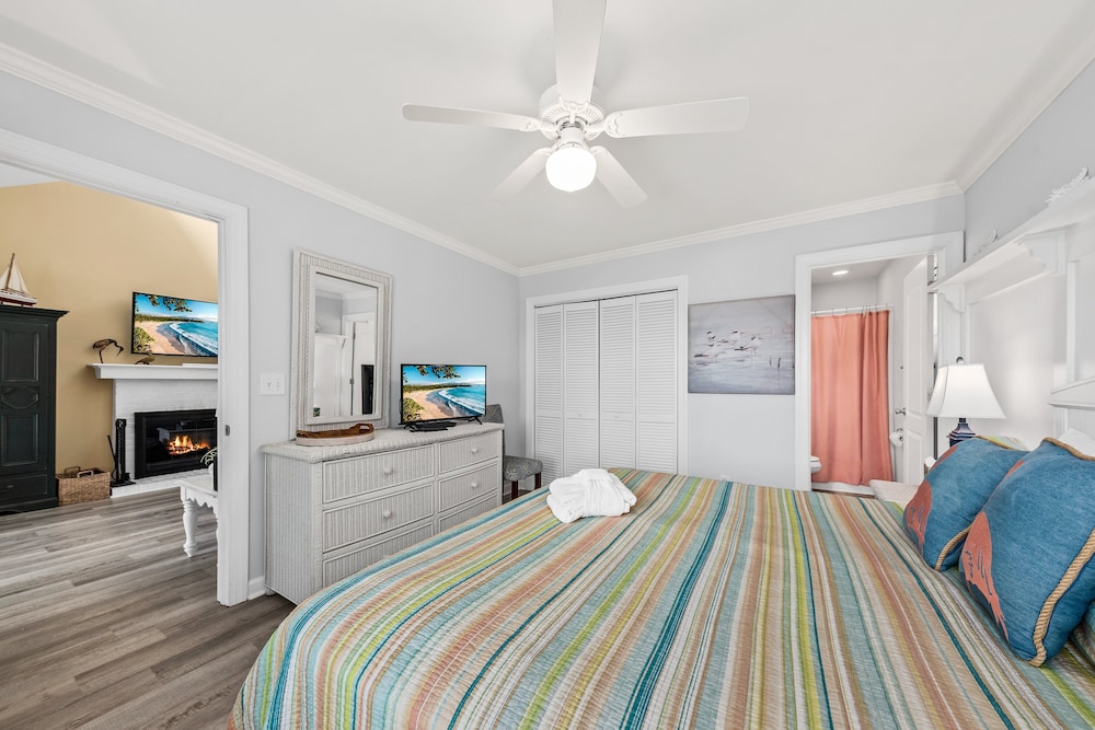 Beautiful Remodeled Cottage! Screened Porch W/ Water Views! Perfect Location! Amenity Cards! - Edisto Beach, SC