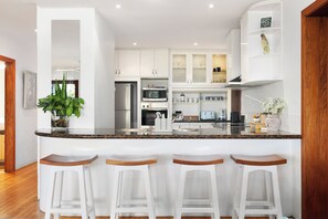 Apartamento Familiar | Cozinha privada | Um frigorífico/congelador grande, um micro-ondas, um forno 