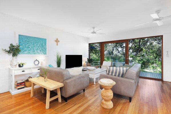 Apartamento Familiar | Sala de estar | Televisor LCD, leitor de DVD 