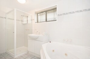 Apartamento, 2 quartos, vista para o rio | Banheiro | Banheira e chuveiro separados, banheira de hidromassagem