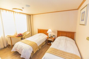 Quarto Twin Standard | Edredões de penas, minibar, cortinas/cortinados opacos, Wi-fi grátis