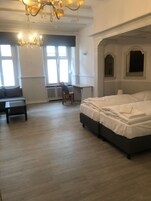 Suite, casa de banho privativa | Secretária, Wi-fi grátis, roupa de cama fornecida 