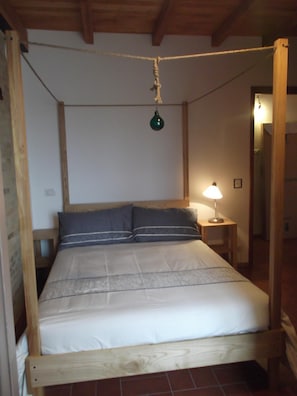 Secretária, cortinas/cortinados opacos, roupa de cama fornecida 