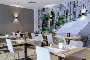 2 restaurantes, pequenos-almoços servidos, cozinha local 