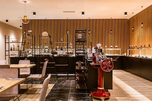 2 restaurantes: opção de café da manhã, almoço e jantar