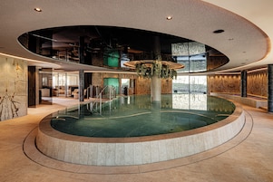 Piscina interior, piscina exterior, guarda-sóis, espreguiçadeiras 