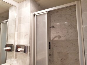 Quarto Triplo | Casa de banho | Um polibã, artigos de higiene pessoal grátis, um secador de cabelo 