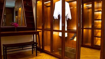 Suite Executiva | Casa de banho | Um polibã, artigos de higiene pessoal grátis, um secador de cabelo