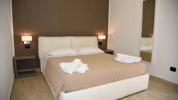 Quarto casal conforto, sacada, vista para a cidade | Frigobar, cofres nos quartos, escrivaninha, quartos à prova de som
