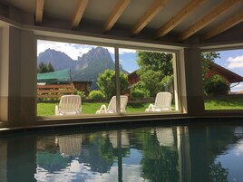 Piscina interna, espreguiçadeiras