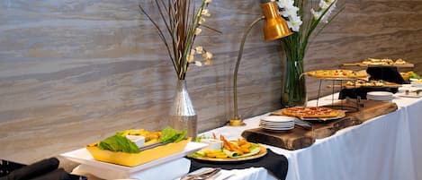 Pequenos-almoços, almoços, jantares servidos, cozinha americana