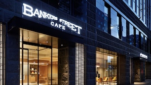 Um edifício com uma placa que diz 'Bankers Street Cafe'.