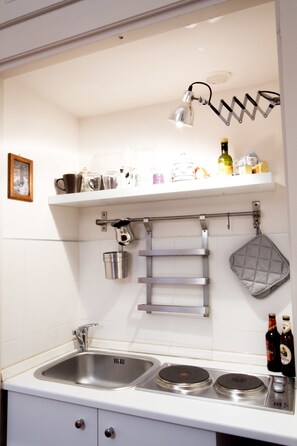 Estúdio | Cozinha privada | Geladeira, cooktop, talheres/pratos/utensílios de cozinha