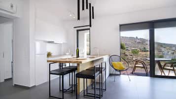 Villa Signature, piscina privativa | Cozinha privada | Um frigorífico, um micro-ondas, um forno, uma placa de cozinha
