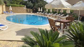 Piscina exterior, guarda-sóis, espreguiçadeiras