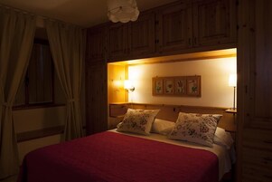 Apartamento conforto | 1 quarto, escrivaninha, cortinas blackout, berços grátis