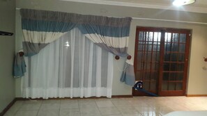 Quarto Executivo, vista para a piscina | 4 quartos, com decoração personalizada, com mobília individualizada 