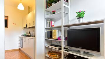 Apartamento, 2 quartos | Cozinha privada | Um frigorífico, um forno, uma placa de cozinha, utensílios de cozinha