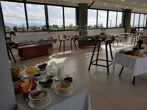 Pequeno-almoço tipo buffet diário incluído