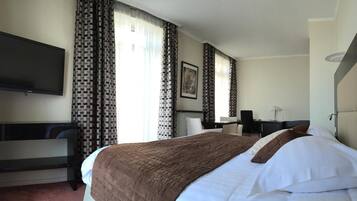 Cofre no quarto, com decoração personalizada