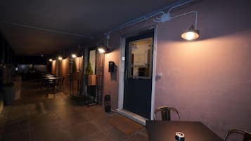 Fachada do alojamento (tarde/noite)