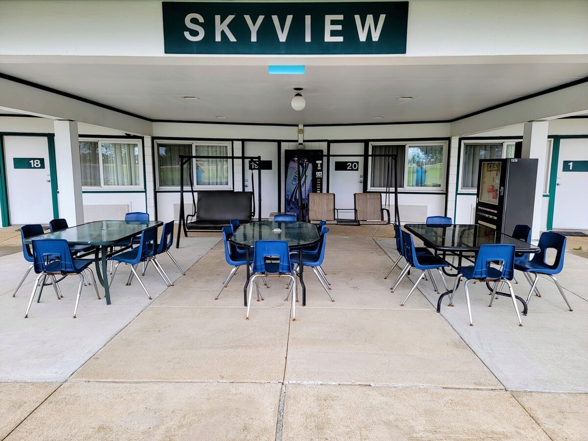 Skyview Motel Reviews, Deals & Photos 2023 - Expedia