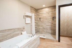 Suíte executiva, 1 cama King e sofá-cama, para não fumantes | Banheiro | Produtos de toalete grátis, secador de cabelo, roupões de banho 