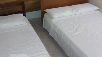 4 quartos, secretária, Wi-fi grátis, roupa de cama fornecida