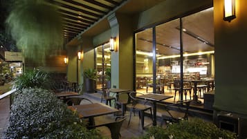 Café da manhã, almoço e jantar; culinária tailandesa