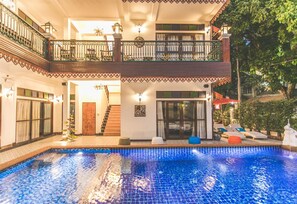 Piscina externa, funciona das 9h às 22h, espreguiçadeiras