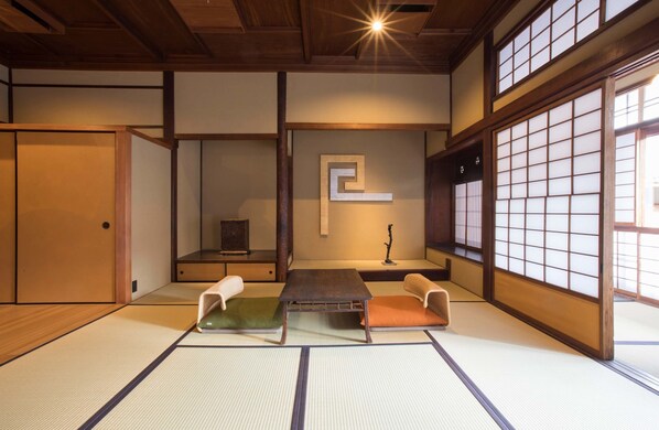 Quarto duplo luxo (1) | Roupas de cama premium, edredons de pluma, frigobar, cofres nos quartos