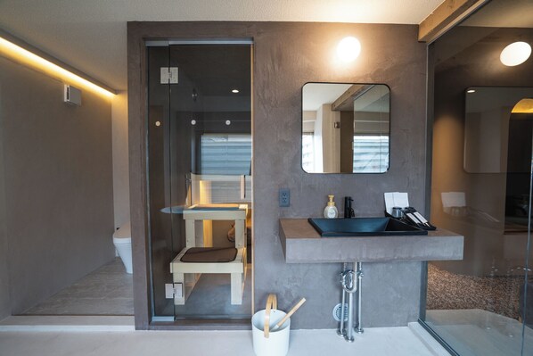 Quarto Quádruplo, não fumadores (King Suite with Balcony) | Casa de banho | Um polibã, artigos de higiene pessoal grátis, um secador de cabelo 