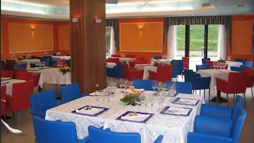Café da manhã com buffet grátis todos os dias
