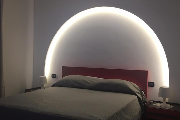 3 quartos, frigobar, cofres nos quartos, escrivaninha