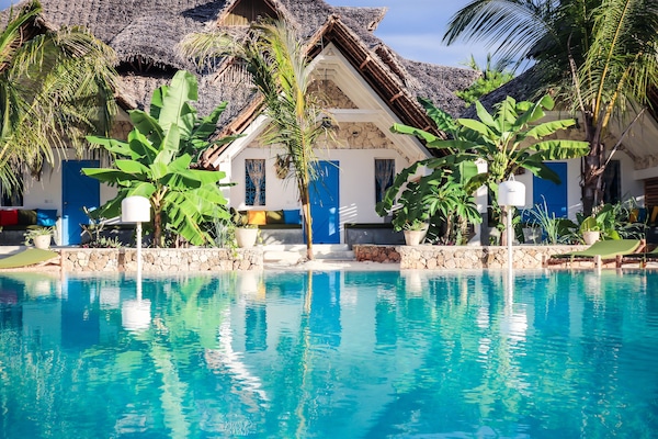 Bungalow with Front Pool View | Vista do quarto