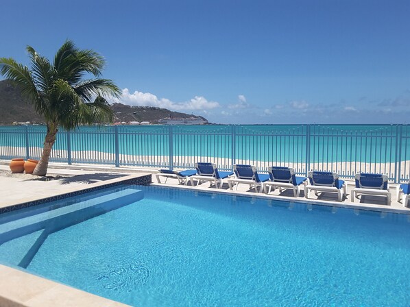 Piscina externa, espreguiçadeiras