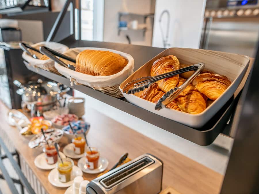 Pequeno-almoço tipo buffet diário mediante uma taxa