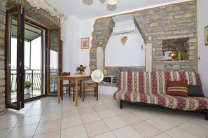 Apartamento, 1 quarto, sacada | Área de estar | TV de tela plana