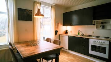 Apartamento, 2 quartos, no rés do chão | Cozinha privada | Um frigorífico/congelador grande, um forno, uma placa de cozinha